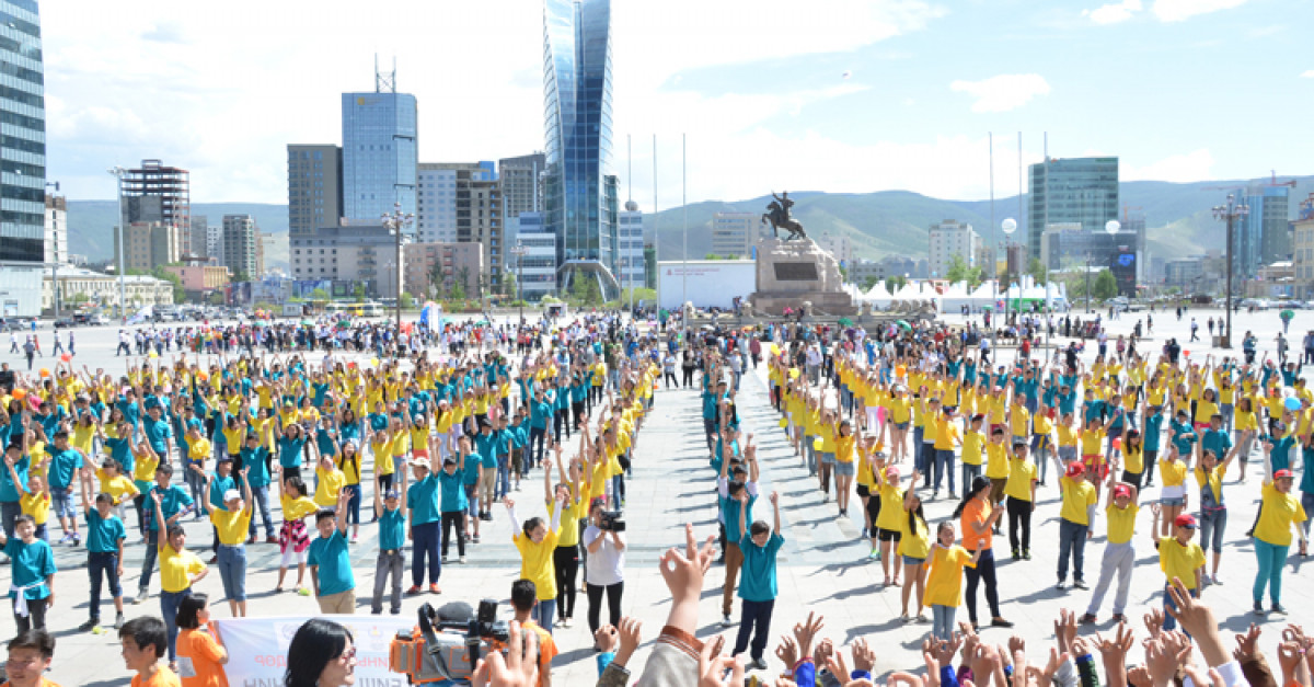 “999 сурагч” -ийн парад боллоо · Dorgio.mn