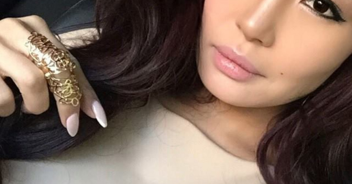 Дуучин Анугийн хагас нүцгэн агшин гэрэл зургийн хальснаа · Dorgio.mn