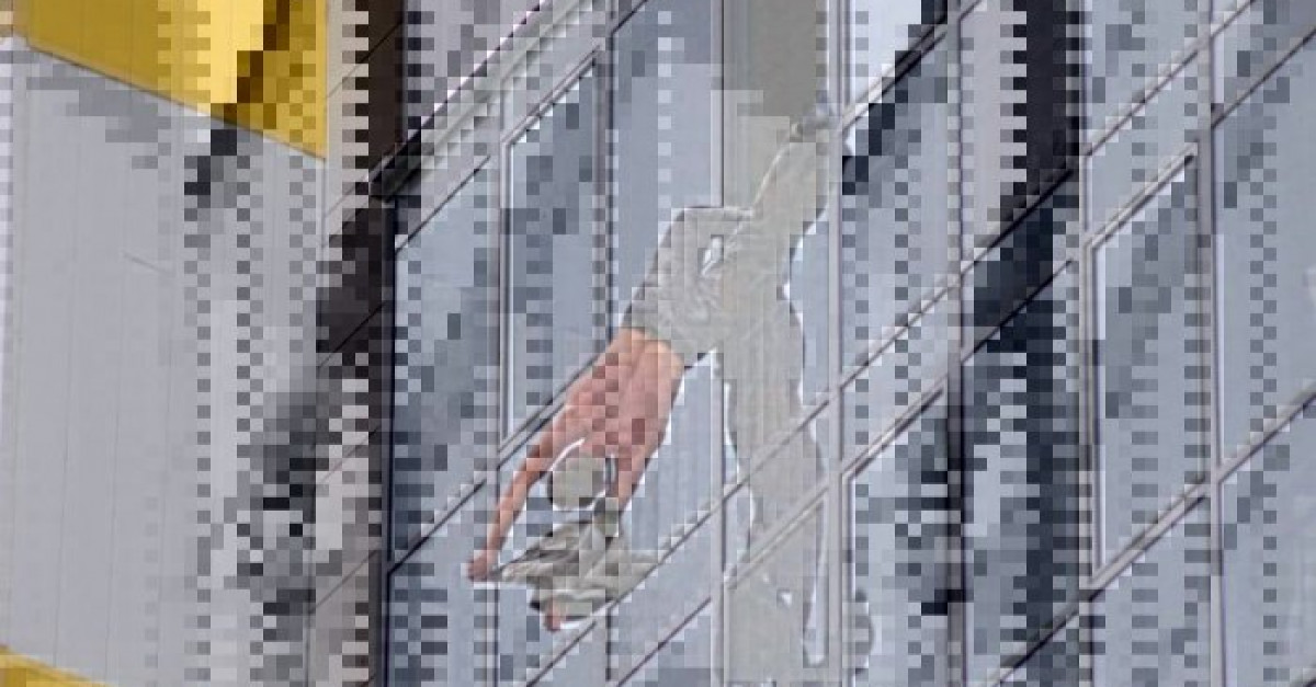 Согтуу залуу хагас цаг цонхноос дүүжлэгдэв · Dorgio.mn