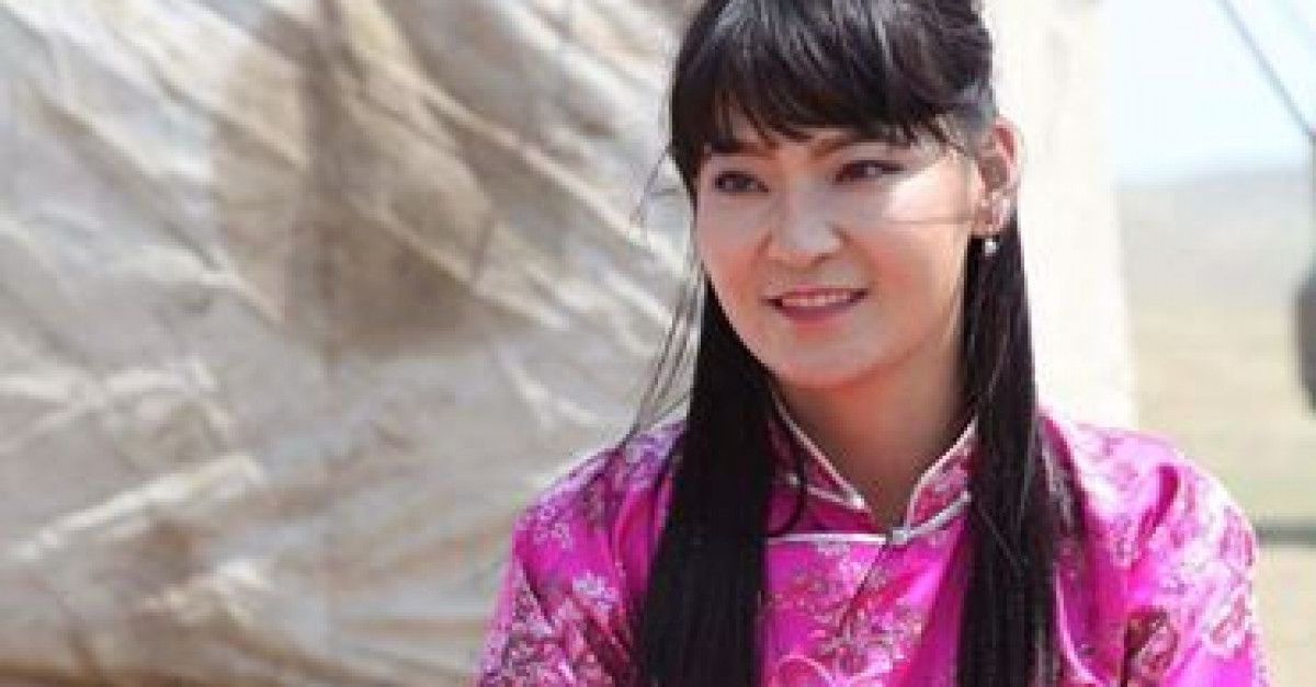 Жүжигчин Д.Ганцэцэгт барьсан "Бэлэг" · Dorgio.mn