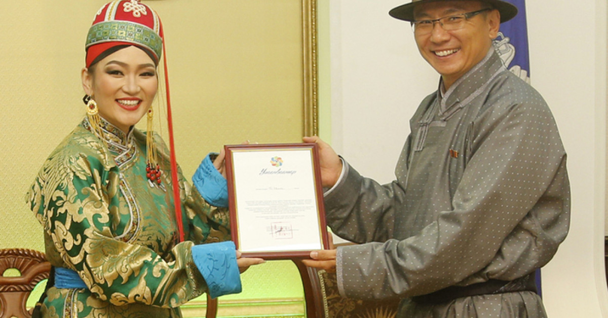 Учиртай гурван толгой дуурийн "гол дүрийн жүжигчид 10 сая төгрөгийн эзэд боллоо" · Dorgio.mn