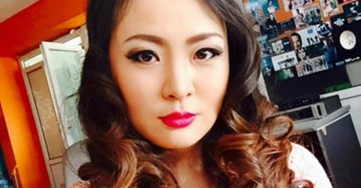 Хуримаа хийгээгүй Т.Хулан мөрөөдлийн даашинзтайгаа · Dorgio.mn