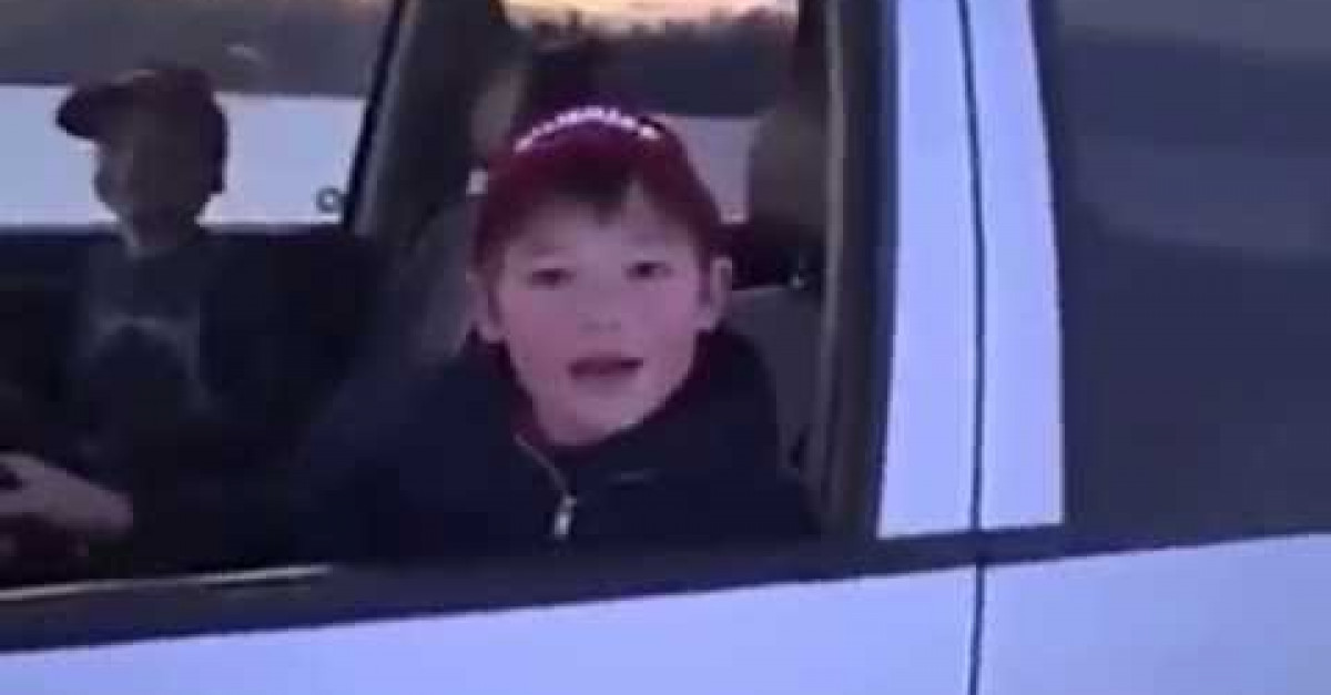 Найман настай хүүгээрээ машин бариулж буй аав · Dorgio.mn