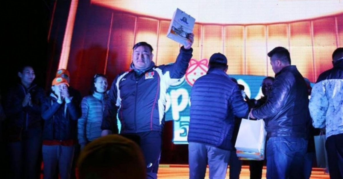 Д.Дагвадорж аварга Хархорин сумын хүүхдүүдийг баярлуулжээ · Dorgio.mn