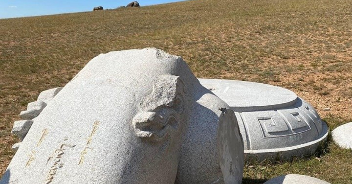 Өвөрхангайчууд БOOB хөшөөгөө нypаажээ · Dorgio.mn