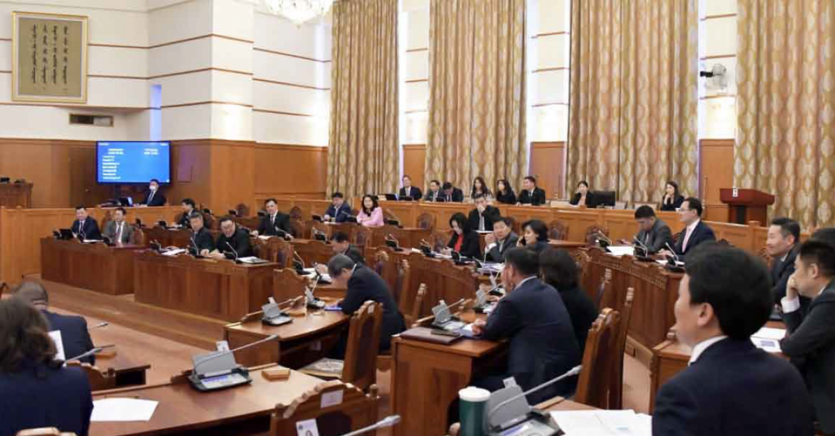 Орост барьцаалагдсан манай эрх баригчид үр хүүхдийн минь ирээдүйгээр тоглож эхэллээ · Dorgio.mn