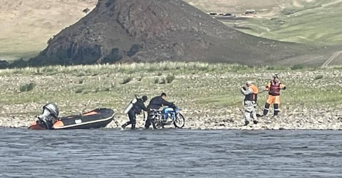 Мотоциклтэй иргэн гол гаталж яваад живж амиа алджээ · Dorgio.mn