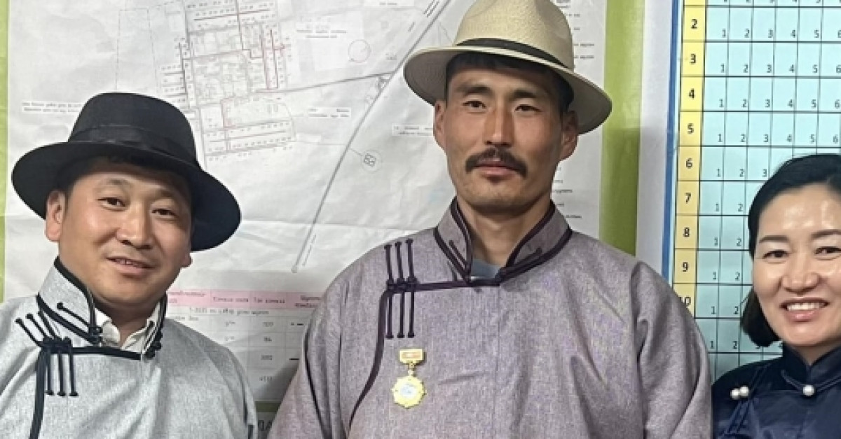 Уяач Э Улаанхүү Дундговь аймгийн Луус сумын хүндэт иргэн болжээ · Dorgio Mn