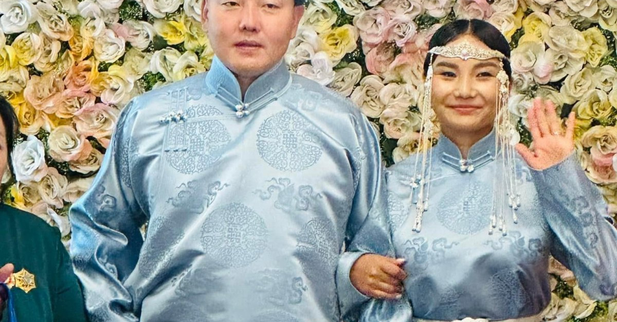 Дуучин Б.Болд, Х.Мөнгөнцэцэг нар хуримаа хийж байна · Dorgio.mn