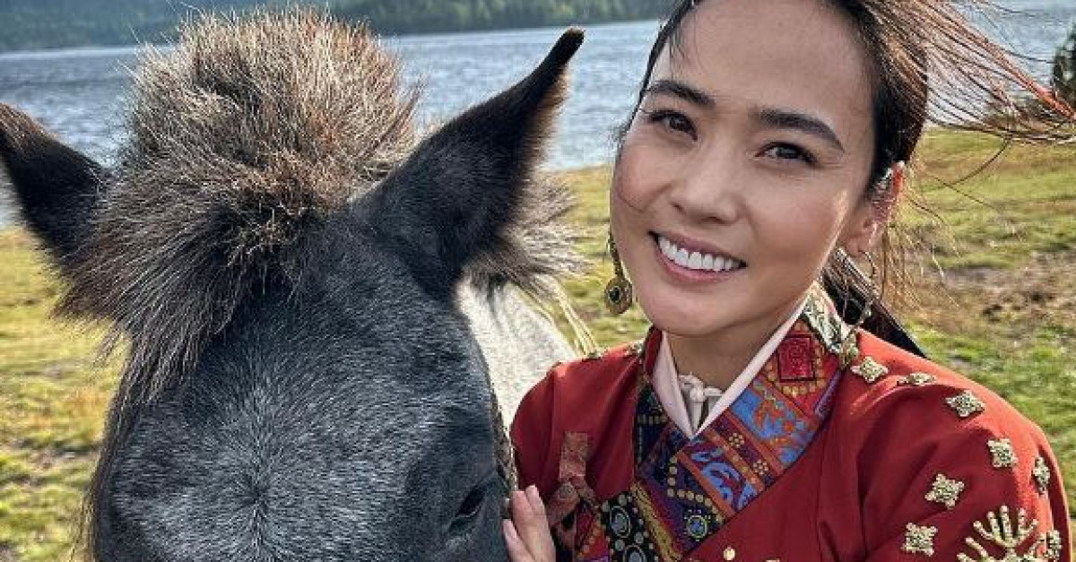 Үзэсгэлэнт О.Дөлгөөний энгийн ба ихэмсэг төрх · Dorgio.mn