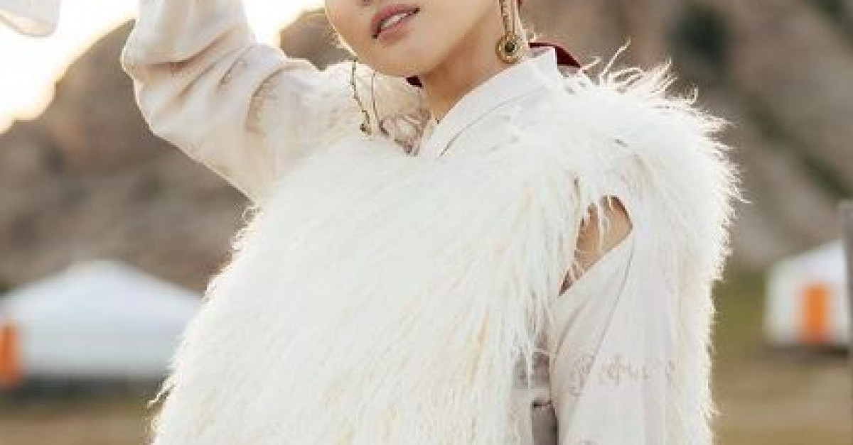 Хөөрхөн О.Дөлгөөний хар ба цагаан төрх · Dorgio.mn