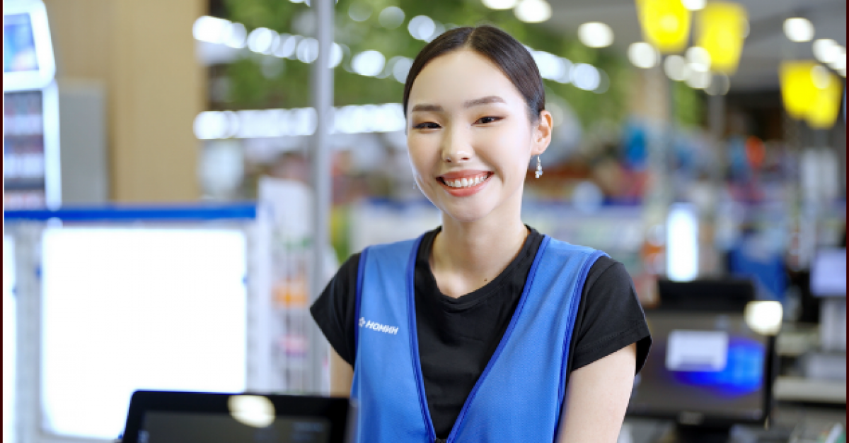 Ажилтандаа ээлтэй Номин · Dorgio.mn