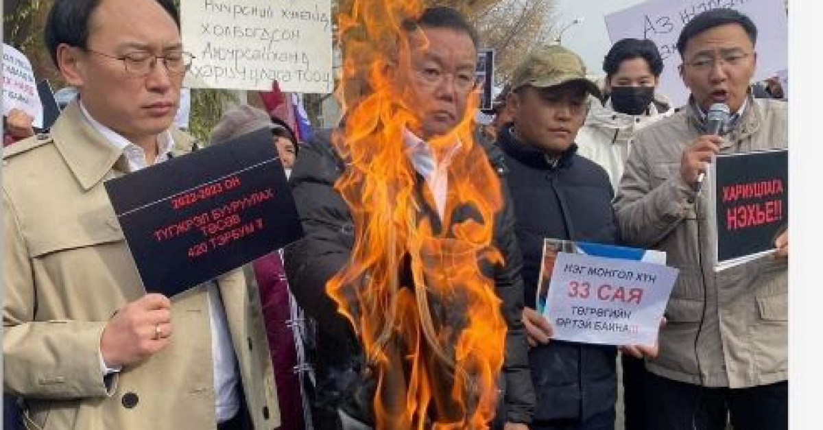 АН ын гишүүд Ж Сүхбаатар Х Нямбаатар нарт хариуцлага хүлээлгэхийг шаардан жагсаж байна · Dorgio Mn