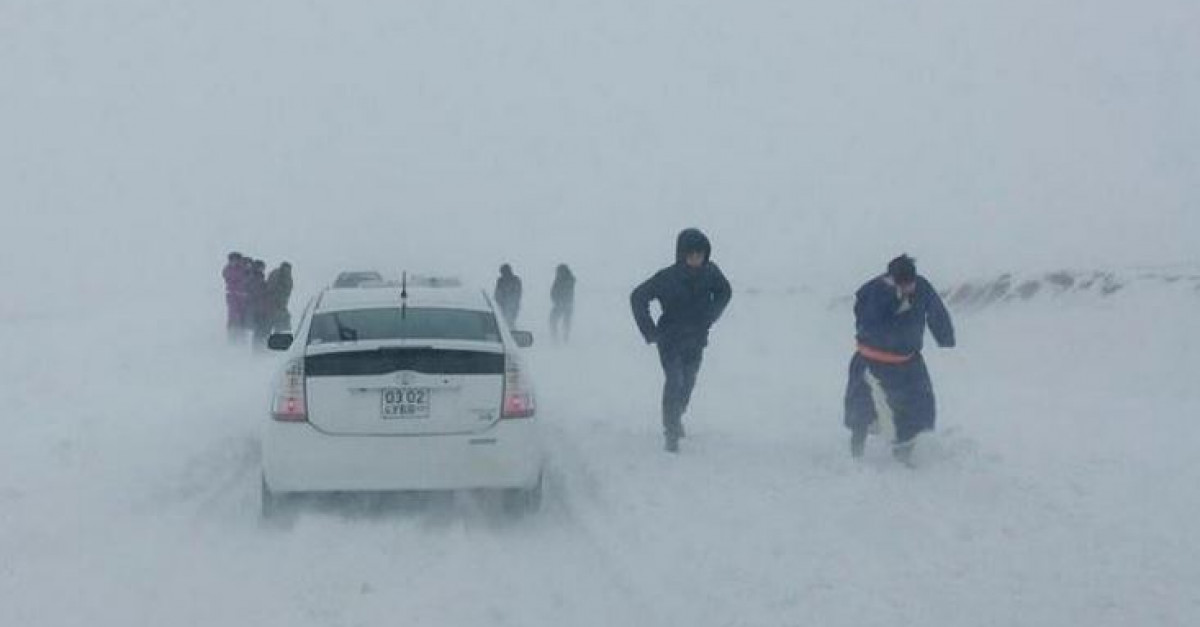 Цасанд суусан таван машиныг татаж, 11 хүнийг аварчээ · Dorgio.mn