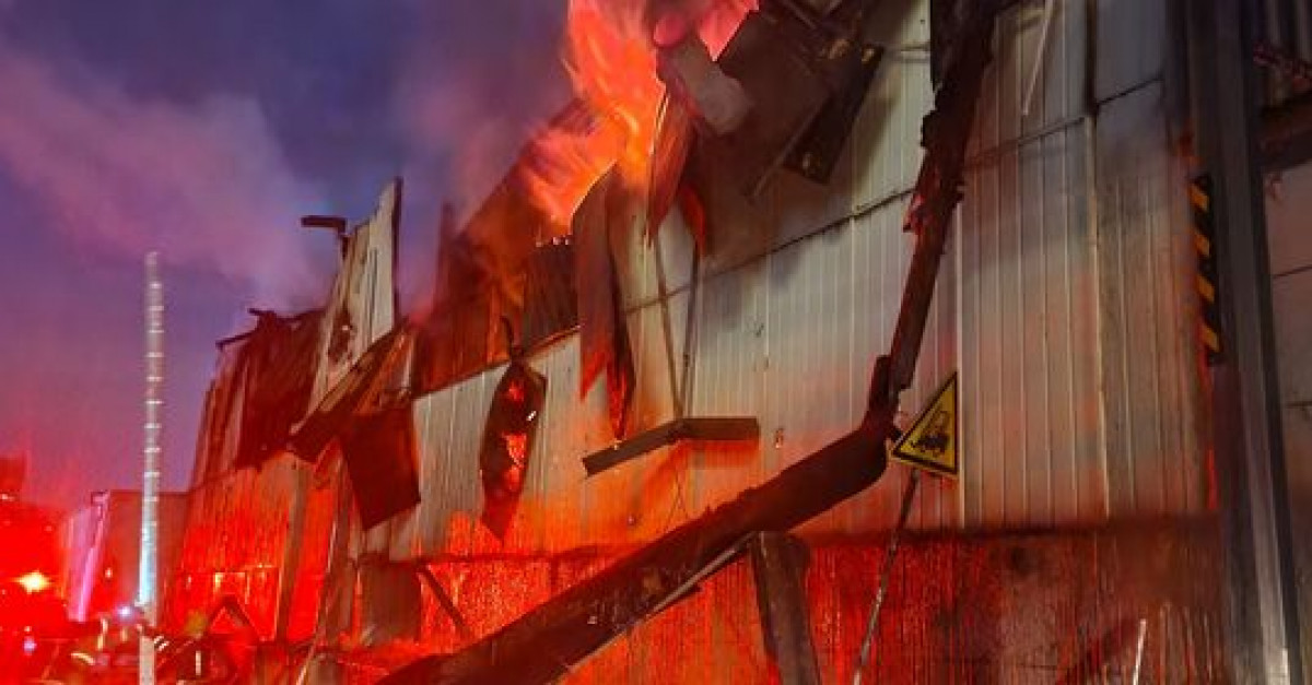 “Улаанбаатар гурил” үйлдвэрийн агуулахад гарсан галыг унтраахаар ажиллаж байна · Dorgio.mn