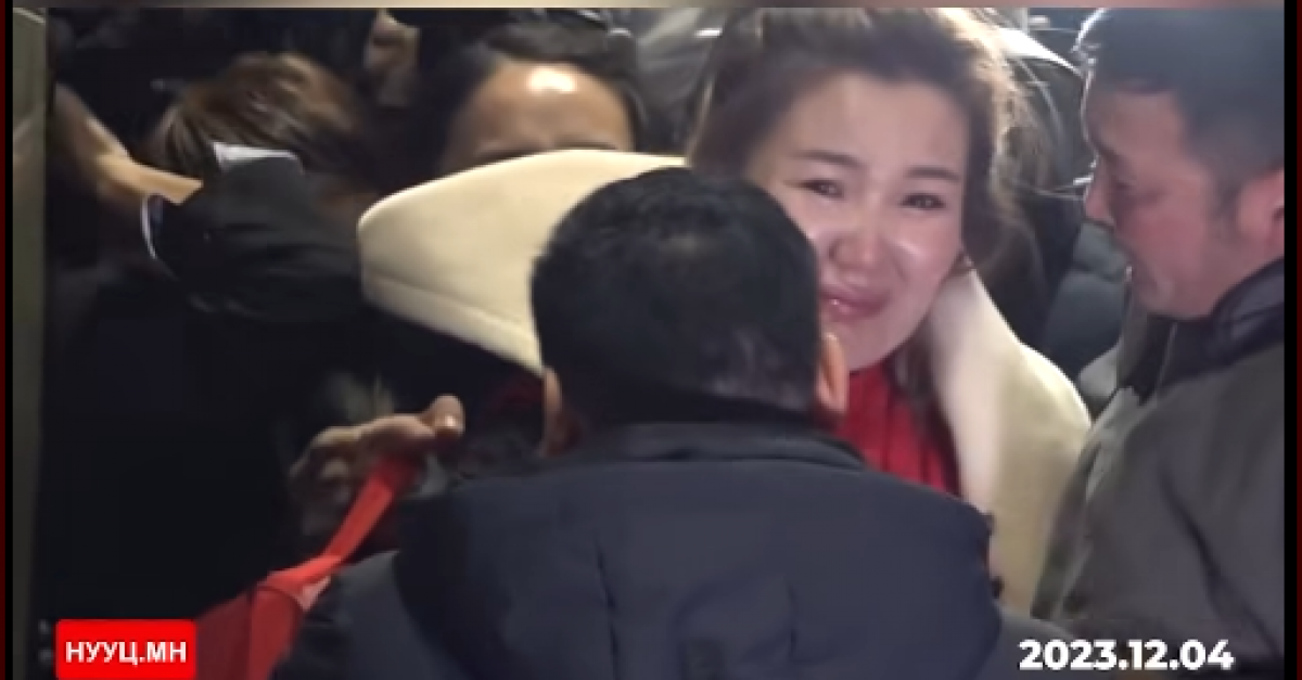 Н.Өнөрцэцэгийн бага насны хүүхдүүд "асран хамгаалагчгүй" байгаа тул Ерөнхий шүүгчид гомдол ...