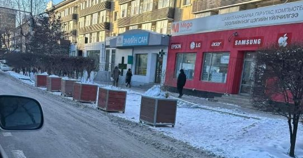 Автомашинаа давхардуулж тавьж, түгжрэлийн 25-30 хувийг эзэлдэг учраас хаажээ · Dorgio.mn