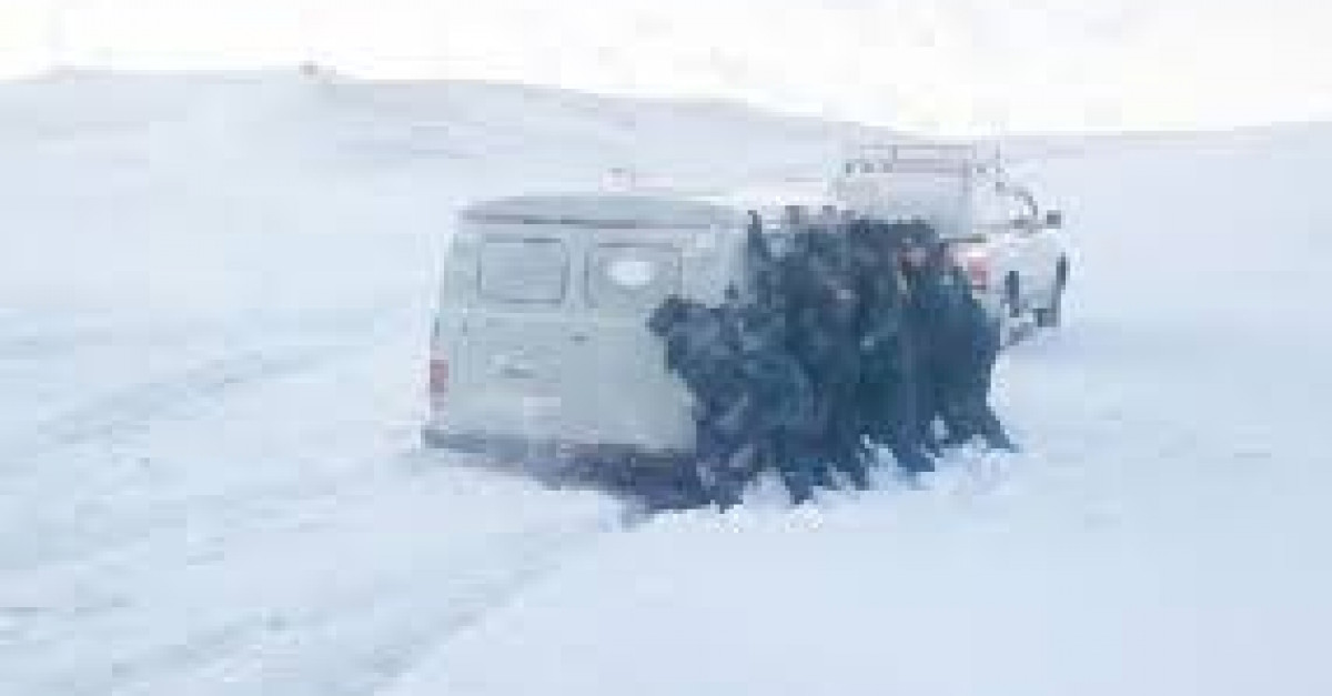 Онцгой байдлын алба хаагчид цасанд суусан түргэн тусламжийн машиныг гаргаж хоёр өвчтөнийг