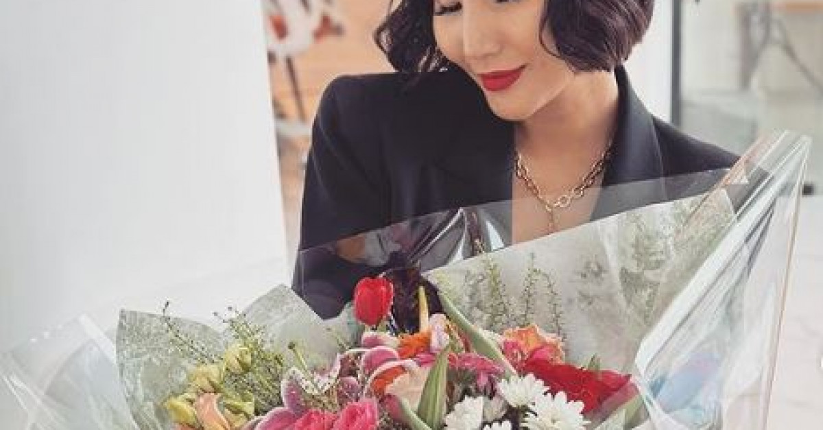 Топ модель Э.Сэлэнгэ гурав дахь охиноо өлгийдөн авчээ · Dorgio.mn