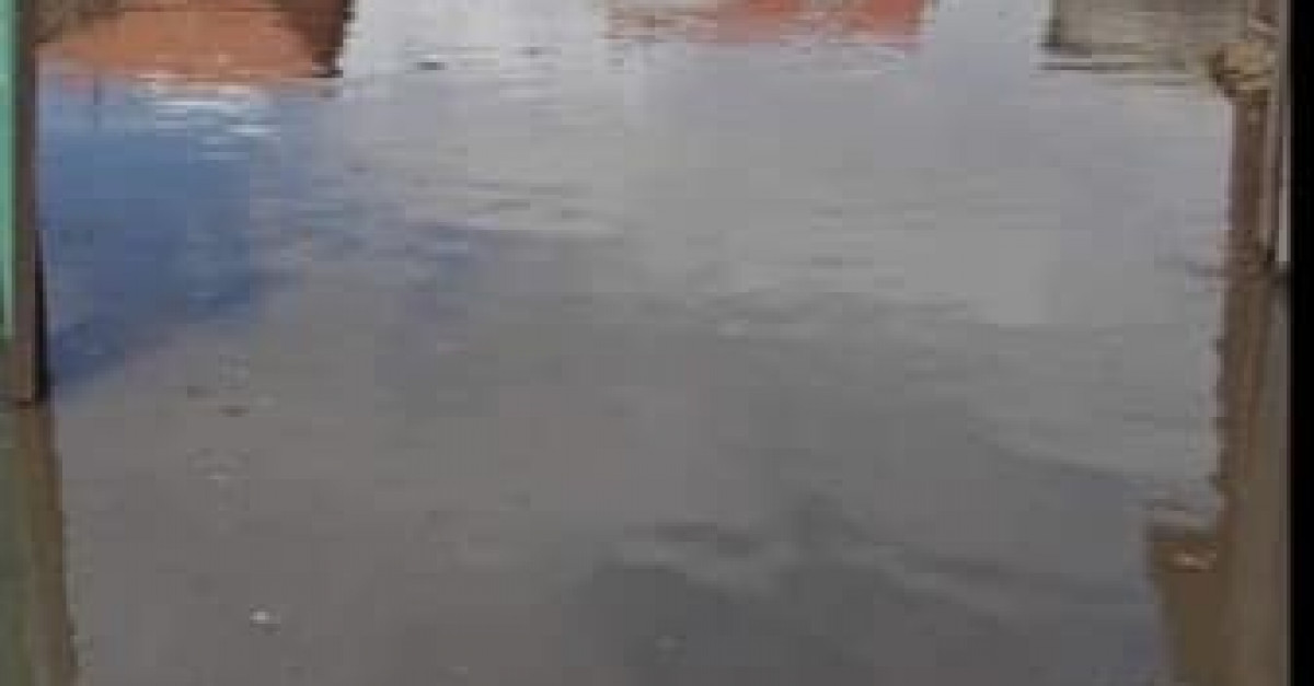 Шар усны үерийн нөхцөл байдал үүсч, айл өрхүүдийн хашаа, байшин, гэр усанд автаад байна · Dorgio.mn