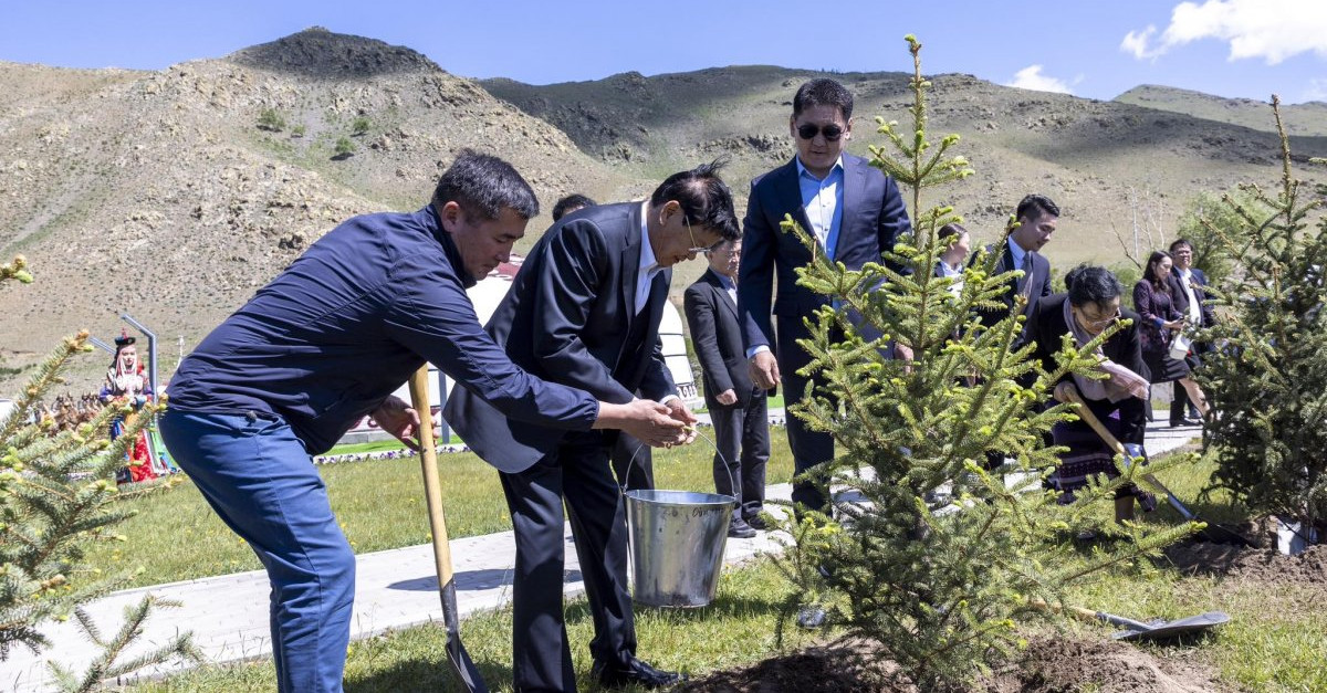 Лаосын Ерөнхийлөгч гэргийн хамт дурсгалын мод тарилаа · Dorgio.mn