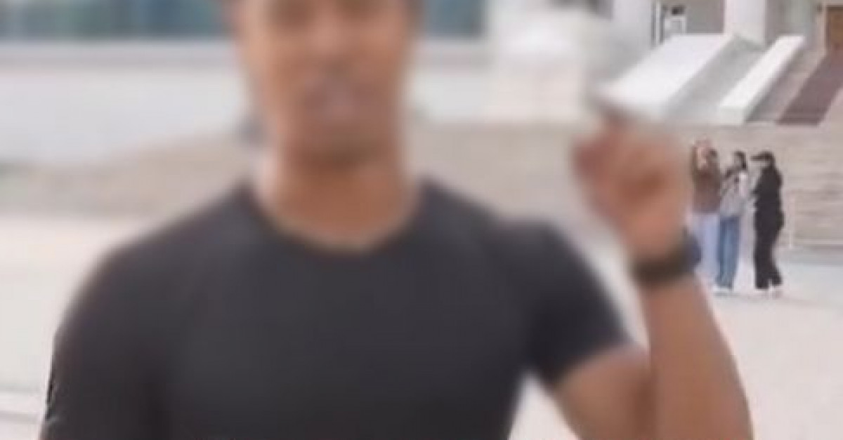 Сүхбаатарын талбайд танхайрсан гадаадын иргэнийг 100,000 төгрөгөөр торгожээ · Dorgio.mn