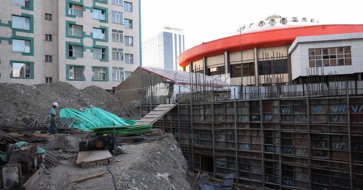 Бөхийн өргөөний шигүү барилгууд дунд 12 давхар орон сууц барьж байгааг зогсоов · Dorgio.mn