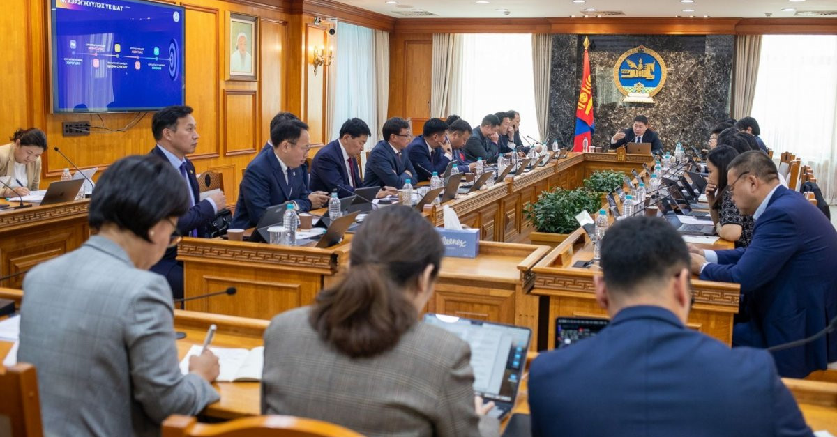 Л.Оюун-Эрдэнэ: Хонгилын шүүгч нар баярлах болоогүй, 14 төслийг гацаасан шүүгч нарыг зарла ...