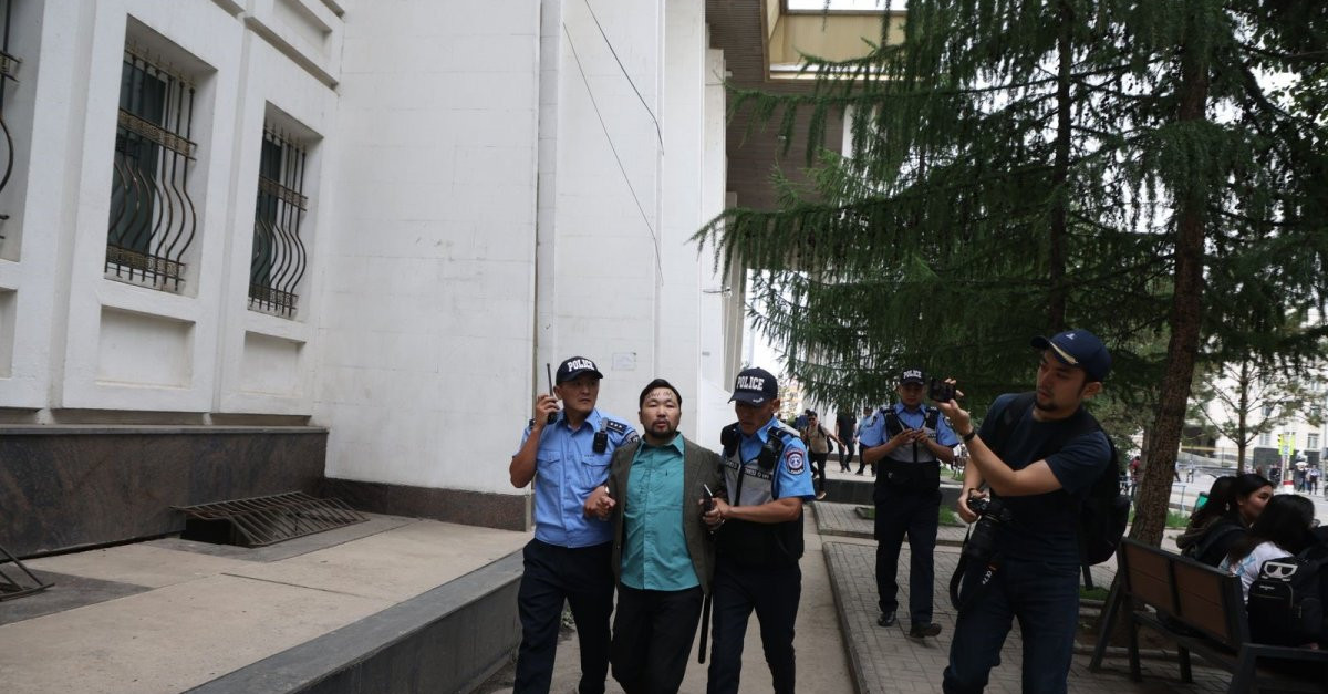 ОХУ-ын ерөнхийлөгч В.В.Путинийг эсэргүүцсэн зургаан жагсагчийг цагдаагийн алба хаагчид ...