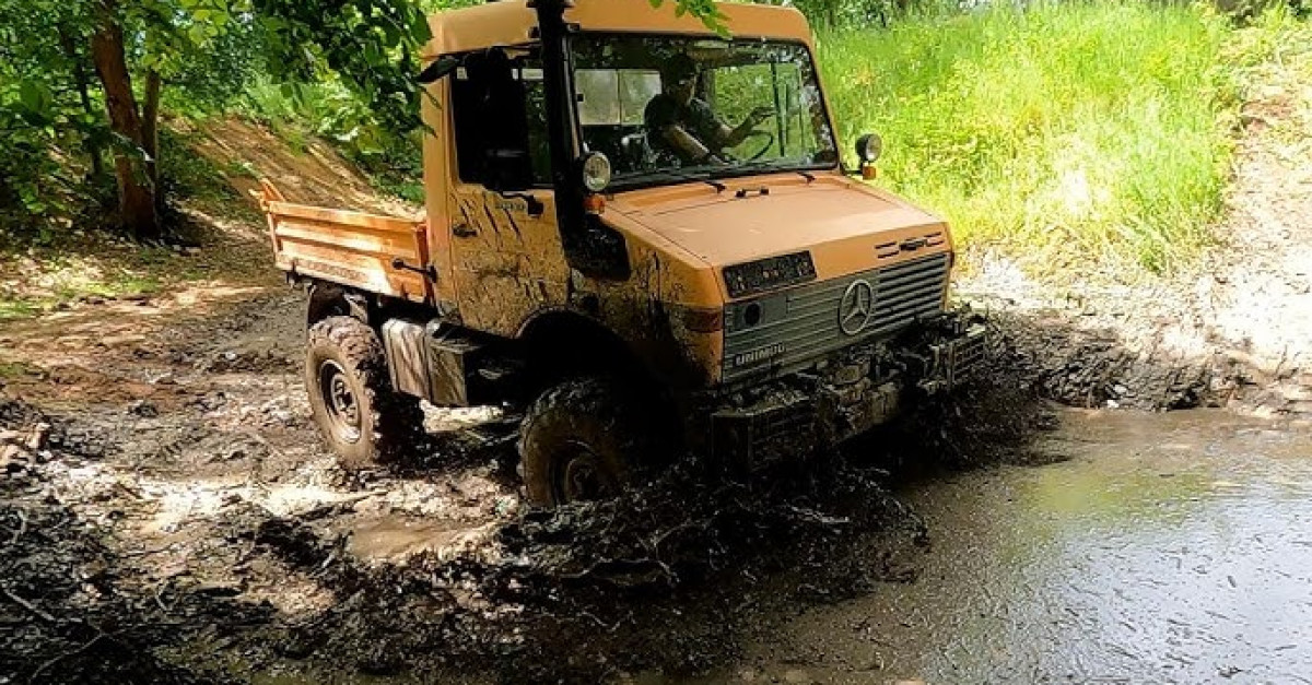 Автомашинтайгаа гүүрээр гарч явахдаа голын усанд унаж, живжээ · Dorgio.mn