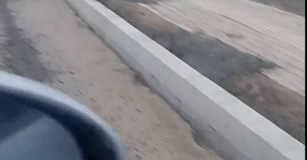 Хэнтий аймгийн Хэрлэн суманд замын бродюруудыг сольж, шаваас хийх явцад явган хүний зам дээр ...