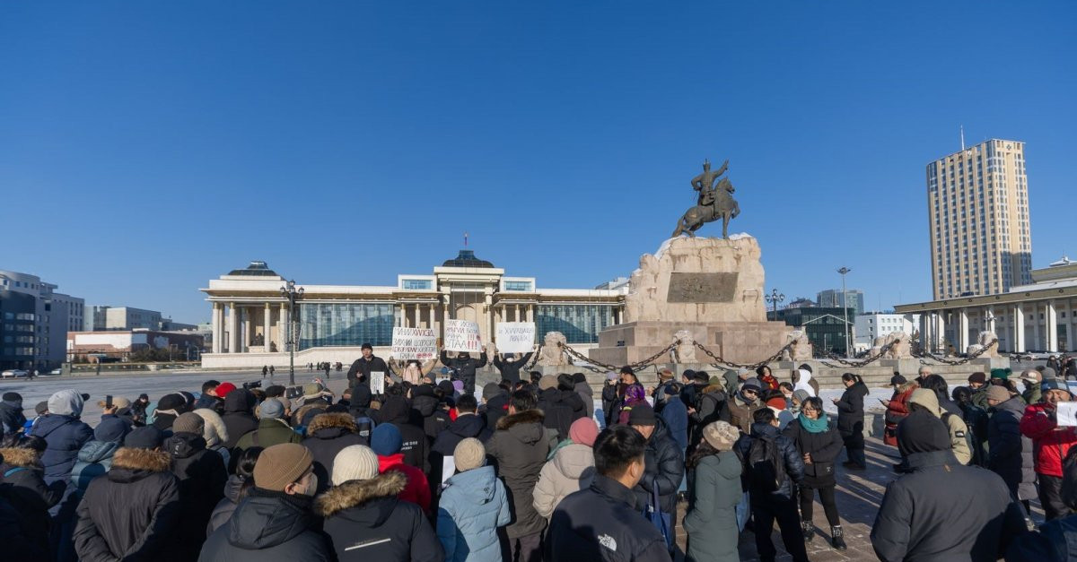 Жагсаал цуглаан хийнэ гэвэл 48 цагийн өмнө мэдэгдэнэ. Зөвшөөрсөн эсэх хариу хүлээх шаардлагагүй ...