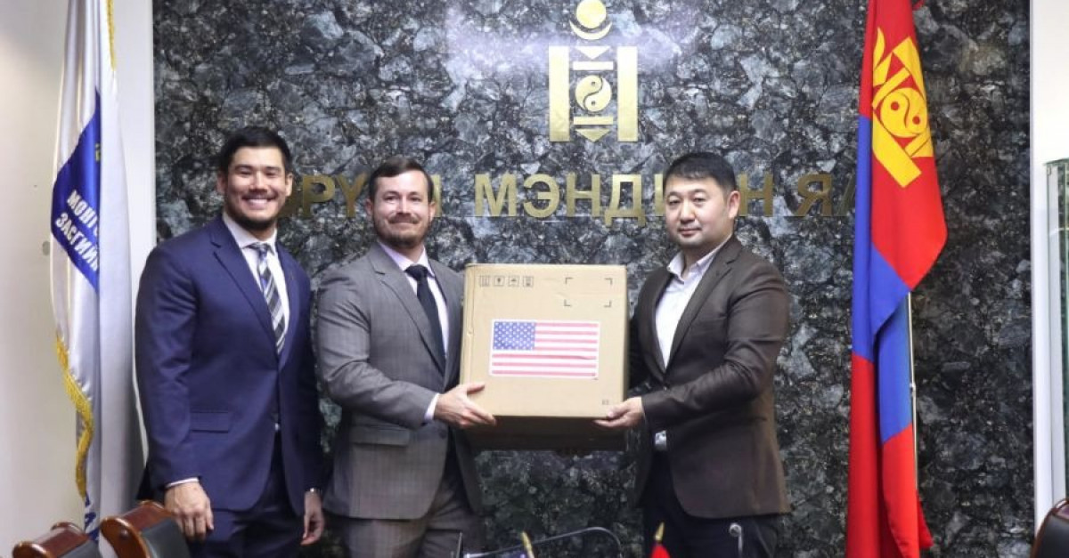 АНУ-аас Монгол Улсад томуу төст өвчнийг даван туулахад зориулан 2000 ширхэг пульсоксиметр ...