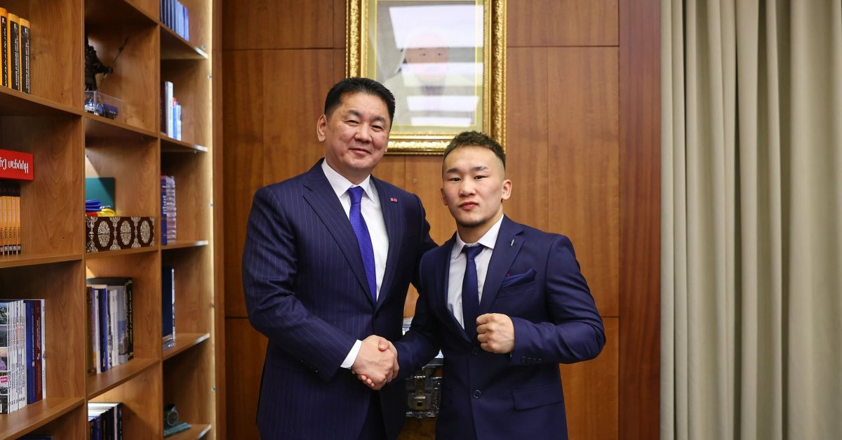 Ерөнхийлөгч У.Хүрэлсүх гавьяат тамирчин Э.Цэндбаатар нарт баяр хүргэв · Dorgio.mn