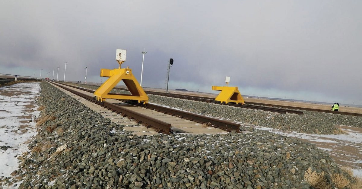 Гашуунсухайтын гэрээ зурагдвал Засгийн газар, гацвал нөгөө компани дийллээ” гэсэн үг үү ...