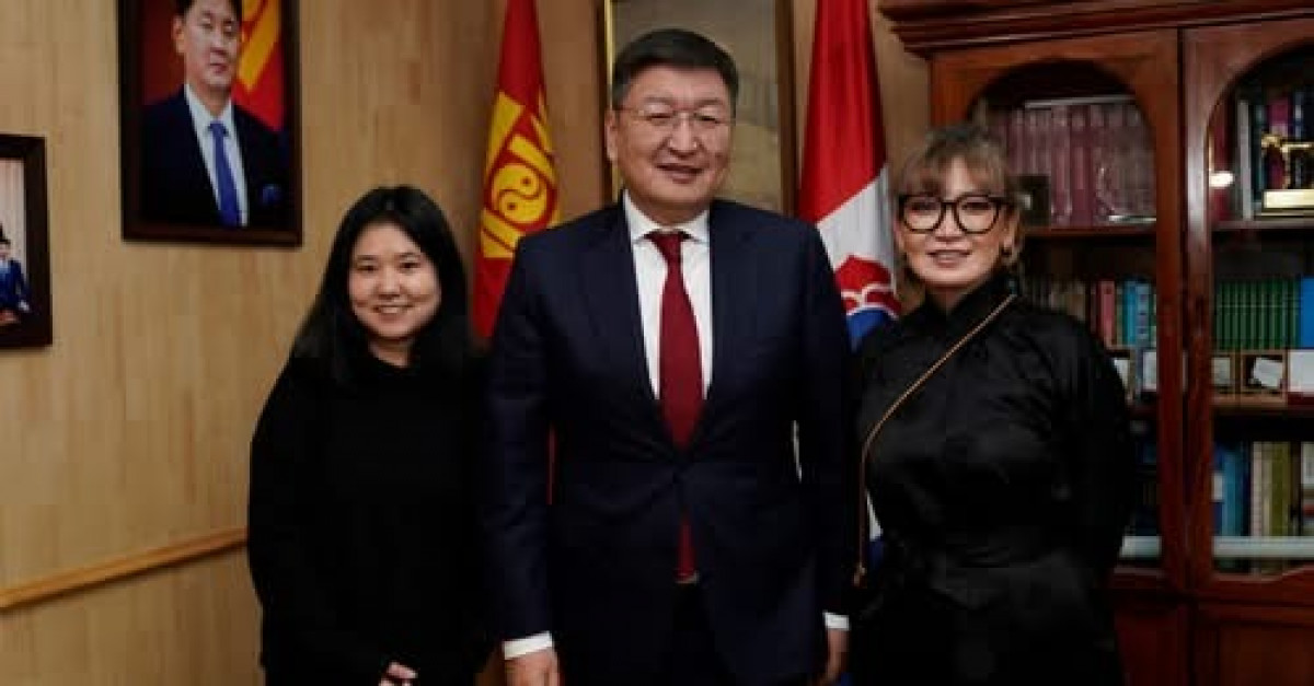 МАН-ын ЕНБДарга Я.Содбаатар Маршал Х.Чойбалсангийн гэр бүлийнхэнд хүндэтгэл үзүүллээ · Dorgio.mn