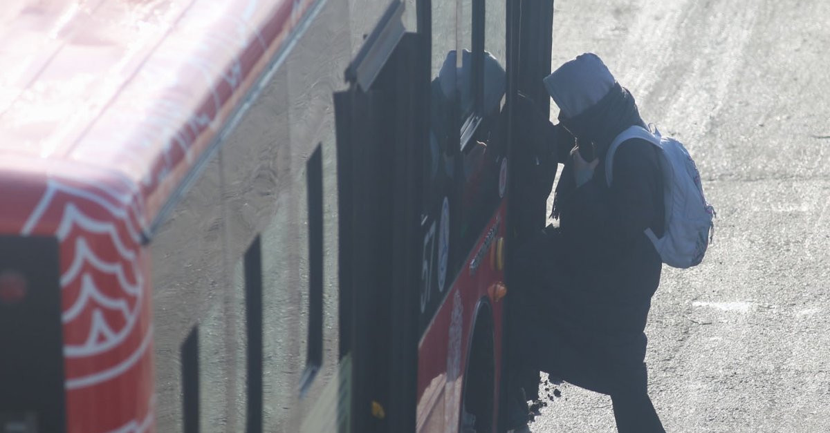 Хаалгаар зорчигчийн хөл хавчсан жолоочийг торгожээ · Dorgio.mn