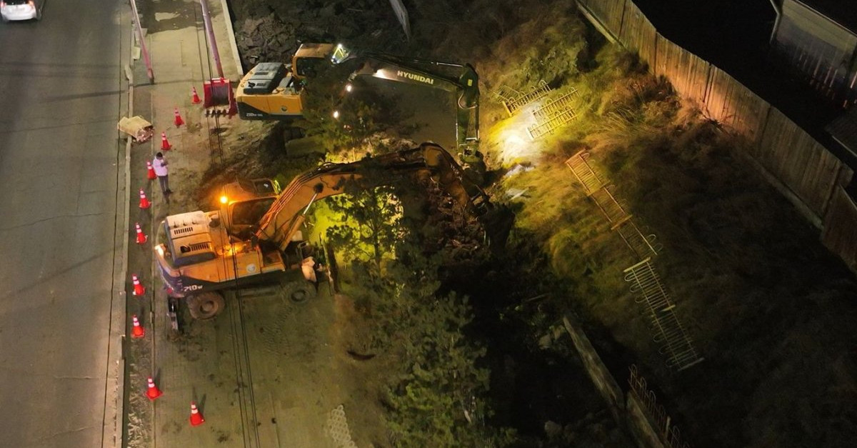 “Бөмбөгөр” худалдааны төвийн баруун талын үерийн далангийн түшиц ханыг шөнийн цагаар засварлаж ...