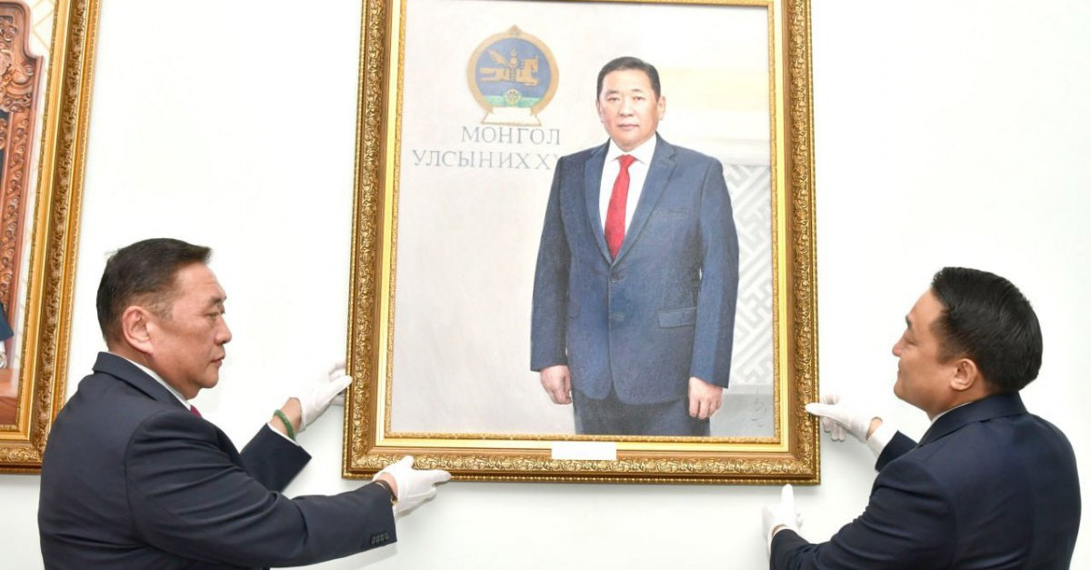 УИХ-ын дарга асан М.Энхболдын хөрөг зургийг байрлуулжээ · Dorgio.mn