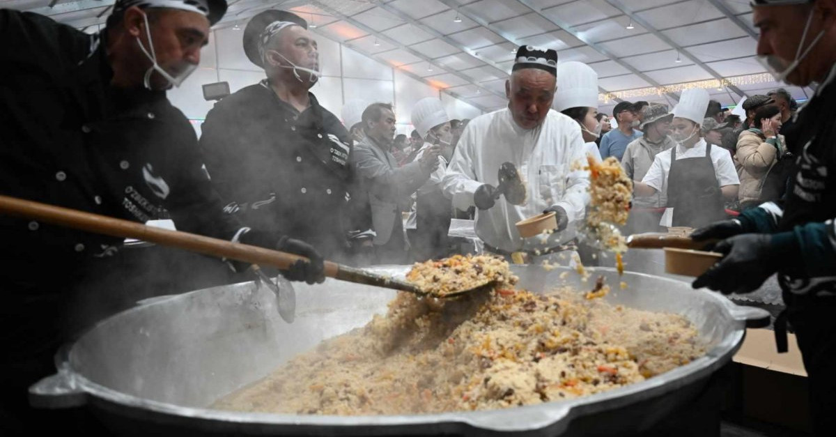 Биднийг талбай дээрээ цуглаад будаатай хуурганд дугаарлаж байхад… · Dorgio.mn