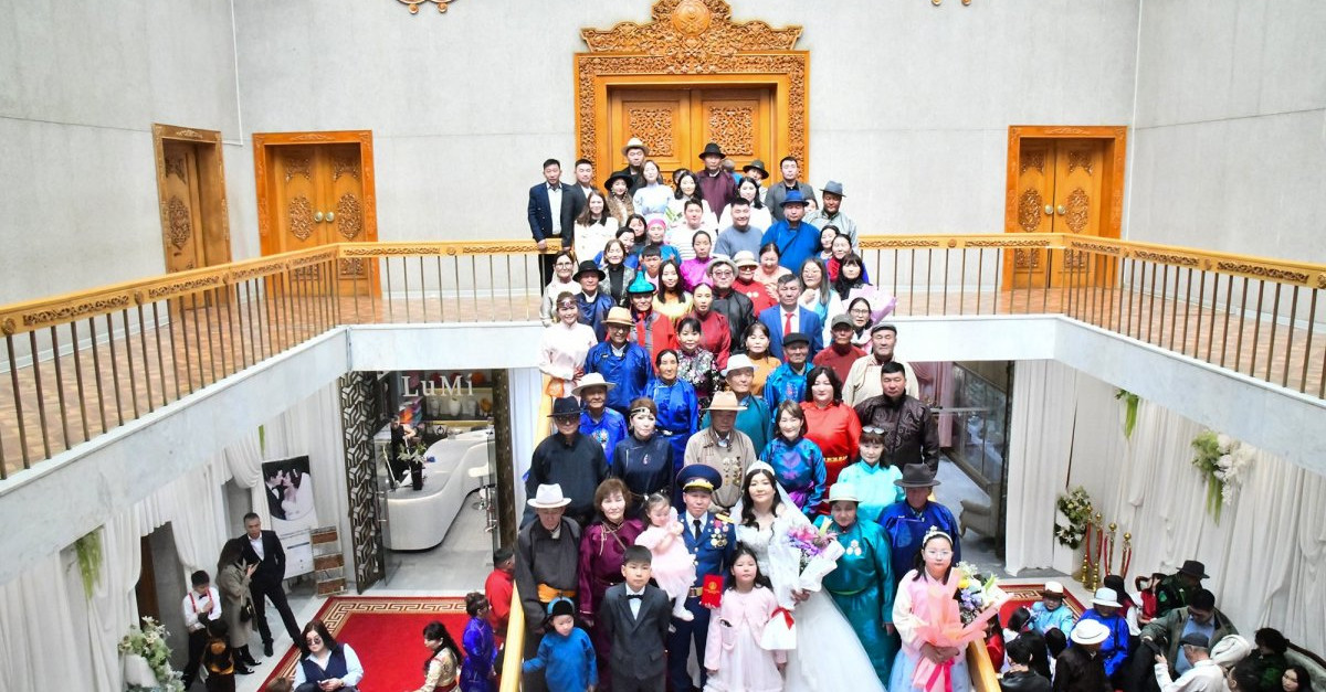 Нийслэлээс төрсөн хосууд хуримлалаа · Dorgio.mn