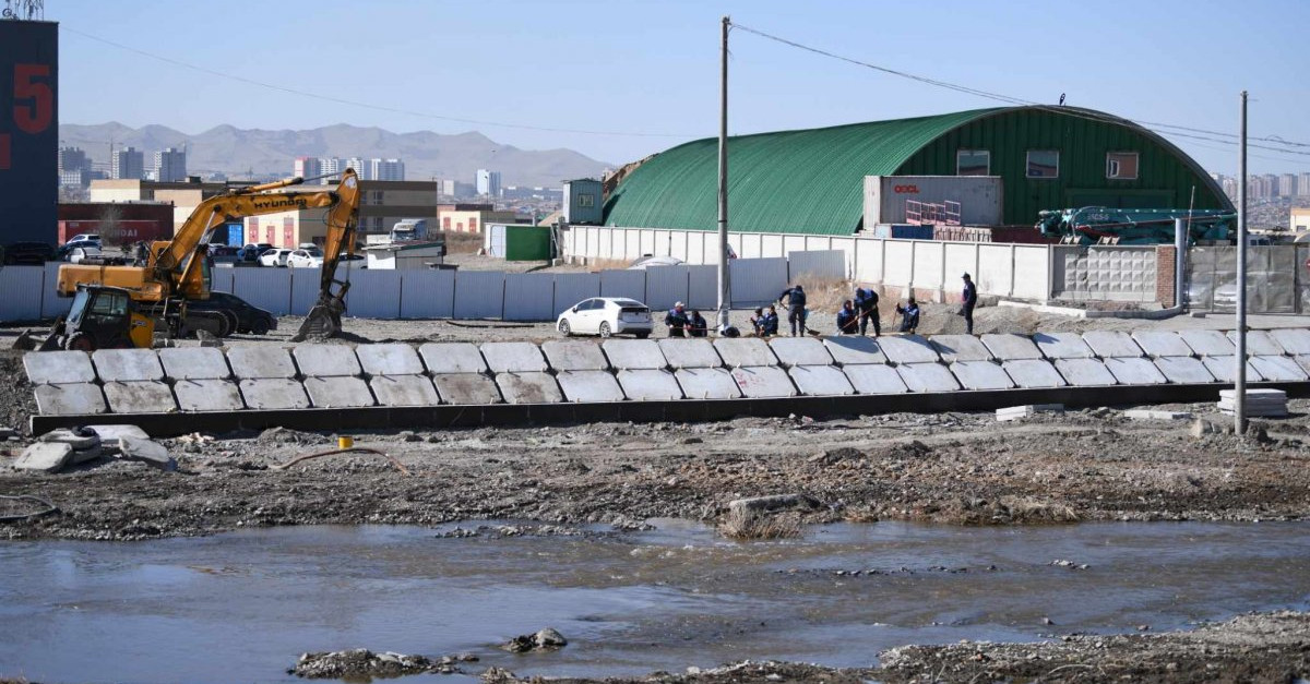 Зөвшөөрөлгүй гүүрийг буулгаж 180 метр үерийн хамгаалалтын даланг шинээр барьж байна · Dorgio.mn