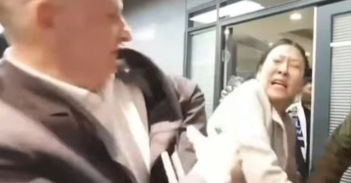 Уран эсэргүүцэгчид “Бадрах Энержи“ ХХК ийн Гүйцэтгэх захирал Марк Мелеардын биед халдаж