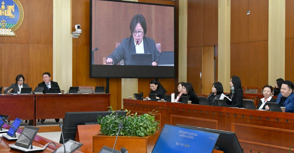 Донорын тухай хуулийн хэрэгжилтийн талаарх Эрүүл мэндийн сайдын мэдээллийг сонслоо · Dorgio Mn