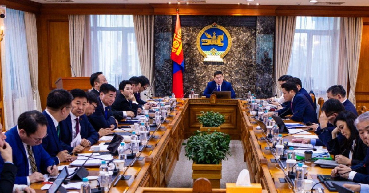 Хэн Монголд олигархиудыг дарж улсаа хөгжүүлэх юм бэ? · Dorgio.mn