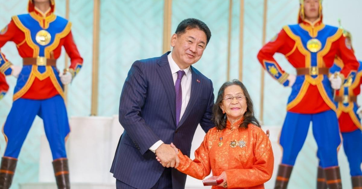 Хүүхдийн дуучин Е.Наранцэцэг Монгол Улсын Гавьяат жүжигчин цол хүртлээ · Dorgio.mn