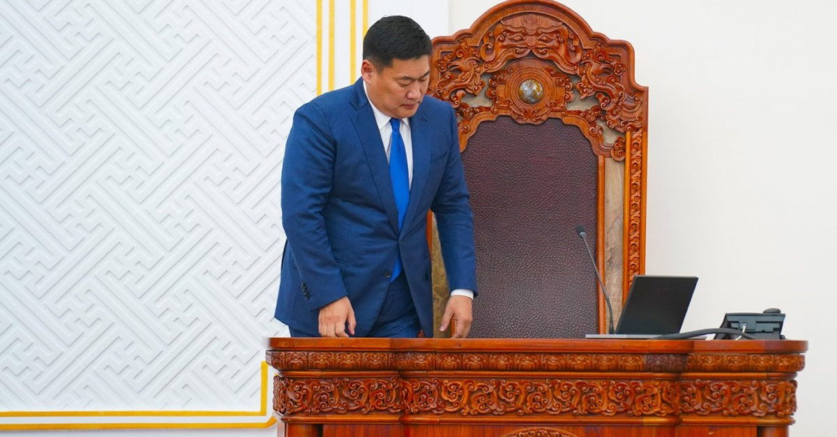 Л.Оюун-Эрдэнийг нэг мөр улс төрийн “үхдэл” болгохоор санаархагчид л “Үлдээе, үлд” гэж үнэнч ...