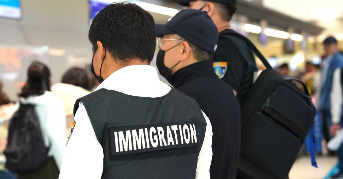 Интерполоор эрэн сурвалжлагдаж байсан БНСУ-ын иргэнийг албадан гаргаж, харьяалах улсад нь ...