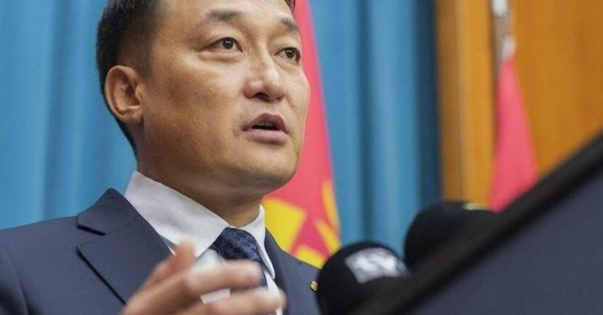 Л.Оюун-Эрдэнийн араас Д.Амарбаясгаланг огцруулах уу · Dorgio.mn