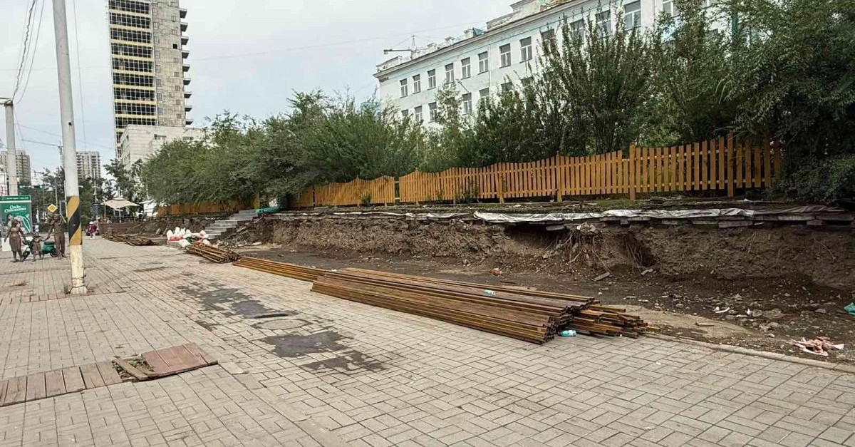 45-р дугаар сургуулийн урд талд түр байгууламж барьсан зөрчлийг арилгууллаа · Dorgio.mn